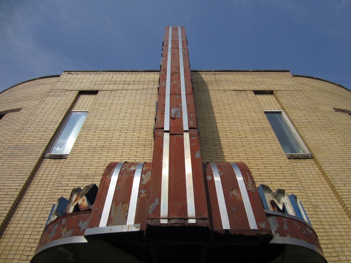 A brief glimpse at the other Art Moderne building in Niagara Falls ...